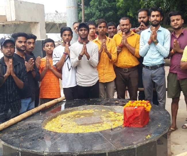 Floating Stone With 'Ram' Inscription Found In Ganges, People Are ...